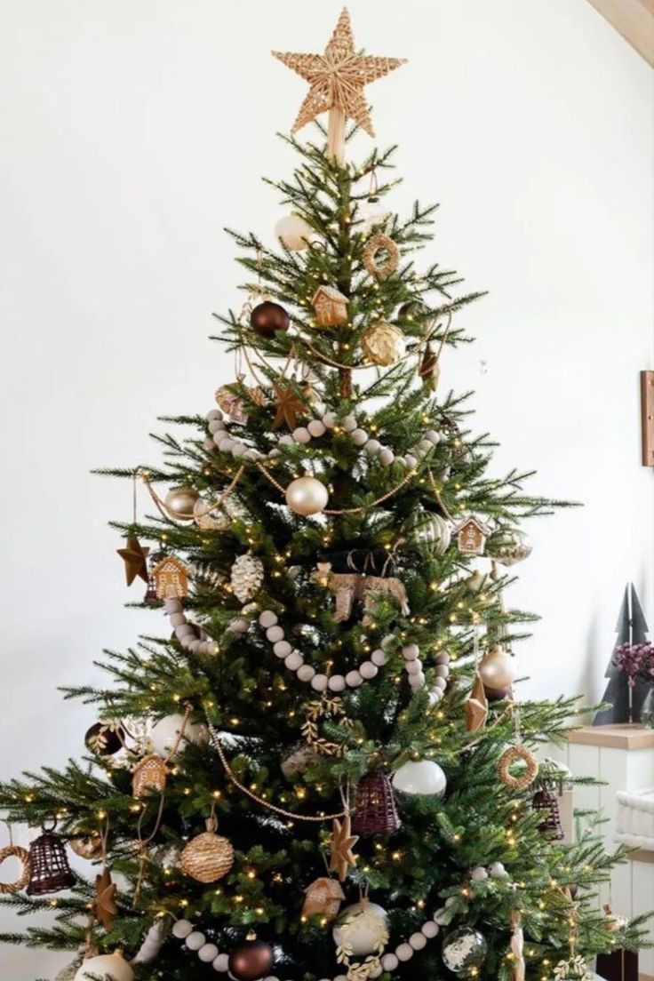 31 Trendy Christmas Tree Ideas for 2025 - DollHouseWow